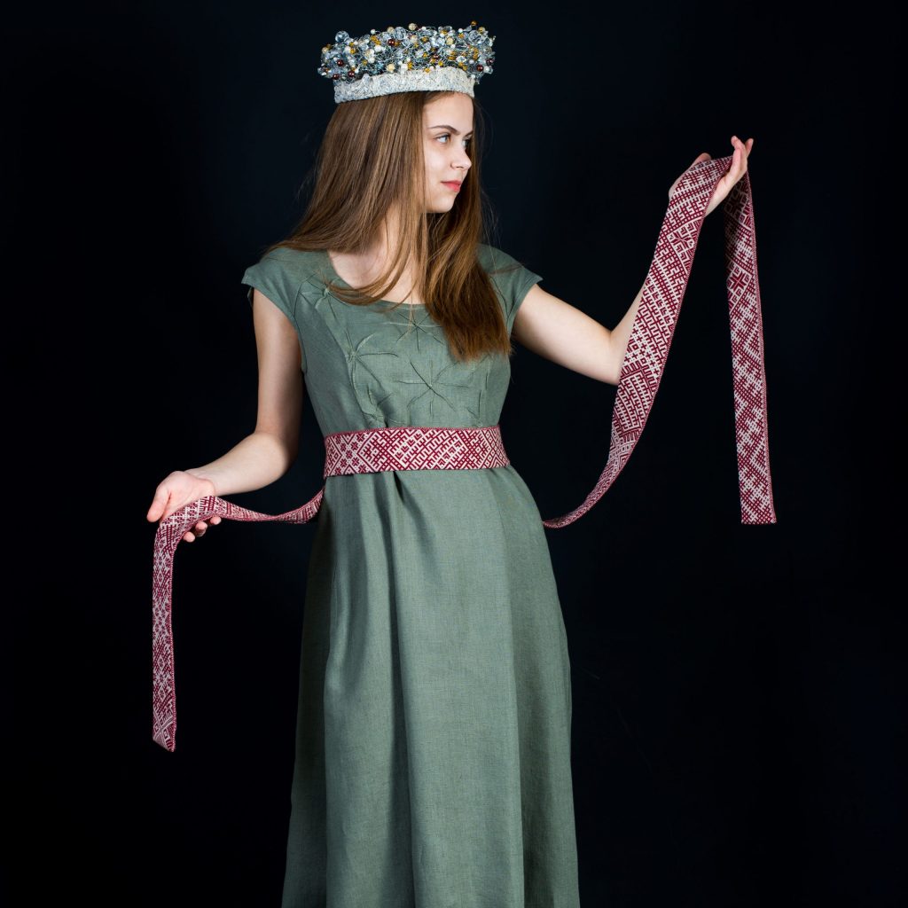Lielvārdes josta ir tradicionāls latviešu tautastērpa elements ...